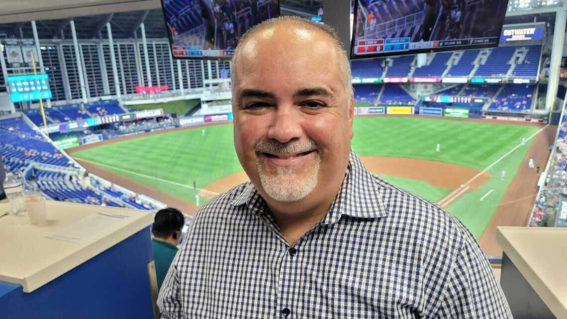 Los Marlins premian al cubano Juan Martínez con el premio Roberto ...