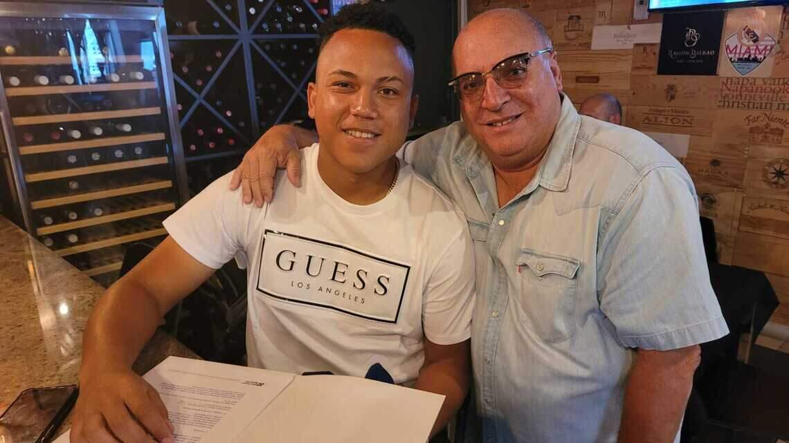 Cubano Bryan Chi feliz tras hacer oficial firma con Rangers de Texas ...