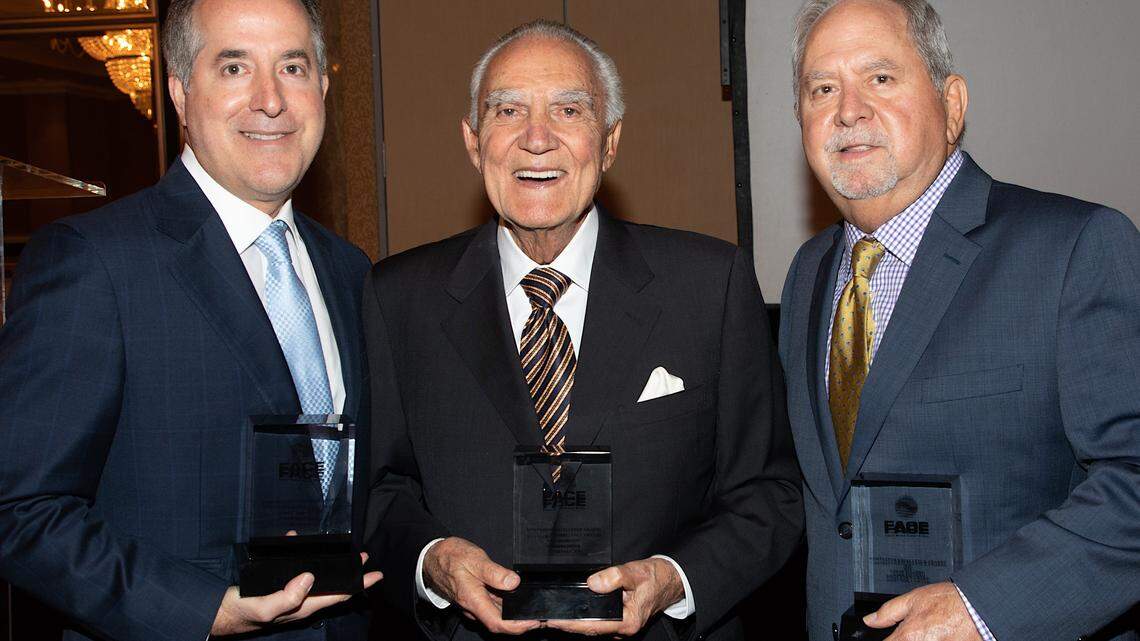 Gus Machado, Jorge Mas Santos y César Pizarro homenajeados por F.A.C.E ...