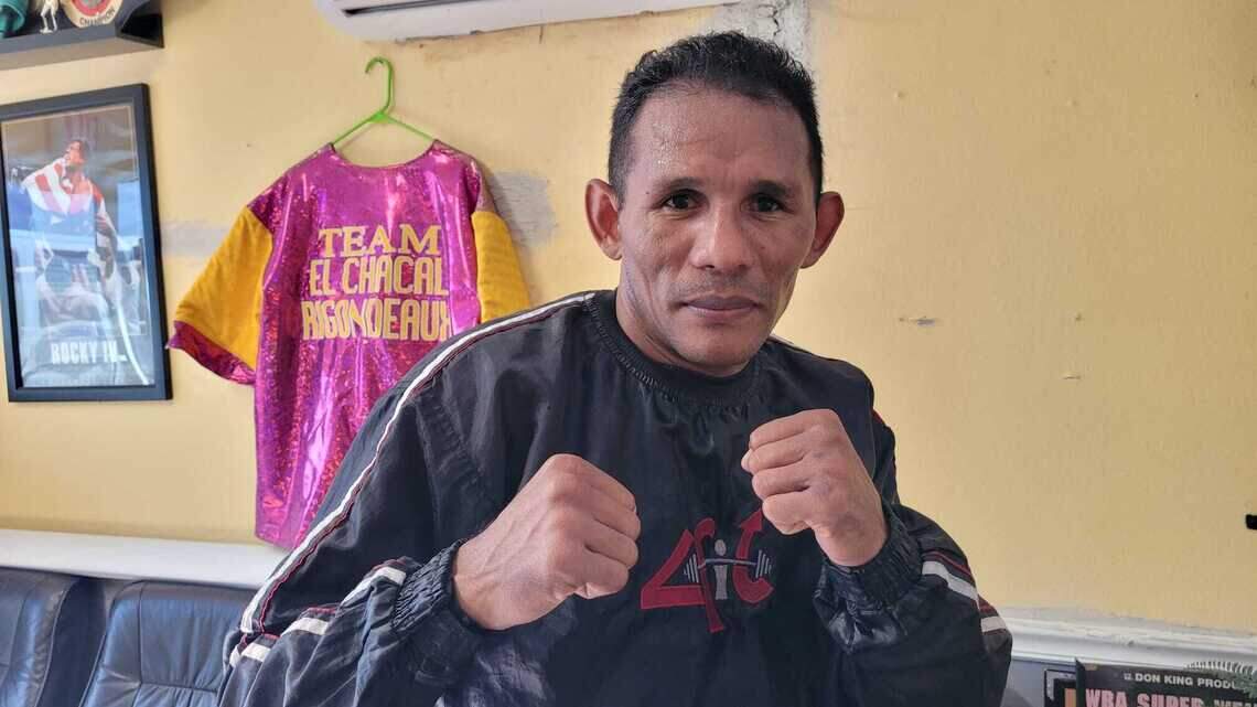 Venezolano Ismael Barroso va con todo contra el cubano Rolando Romero ...